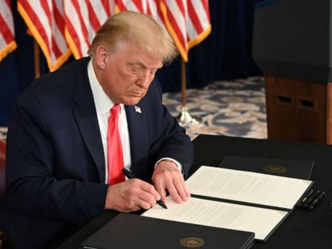 Trump firma por decreto un nuevo paquete económico y evita que millones ...