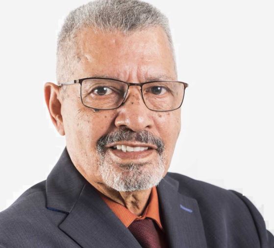 Roberto Escobar, el triunfo literario pasados los 60 con Best Sellers ...