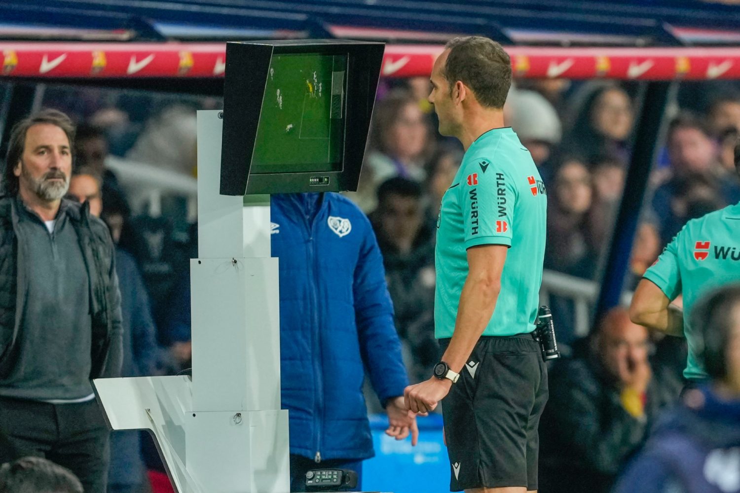 El VAR, Mediapro y el FC Barcelona: una relación bajo sospecha – Alerta ...